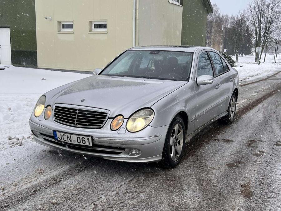 Grey Mercedes-Benz E 220 2003 in Sirvintos, with an engine capacity of 2.15 L and mileage of 390 thousand km for 1150 €, photo 1 on AUTOMOTO.COM.LV