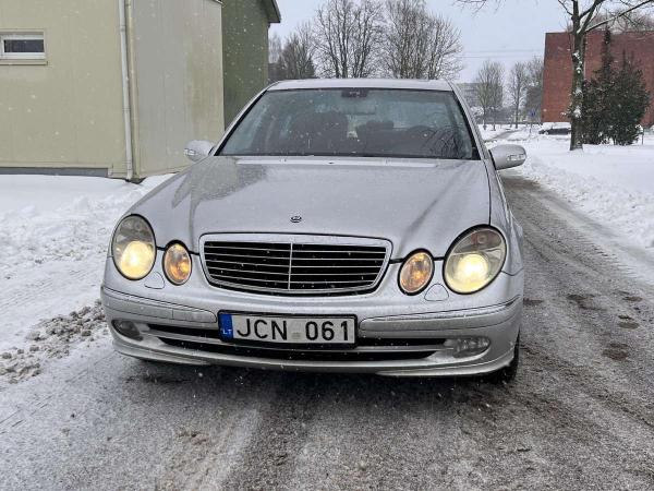 Grey Mercedes-Benz E 220 2003 in Sirvintos, with an engine capacity of 2.15 L and mileage of 390 thousand km for 1150 €, photo 2 on AUTOMOTO.COM.LV