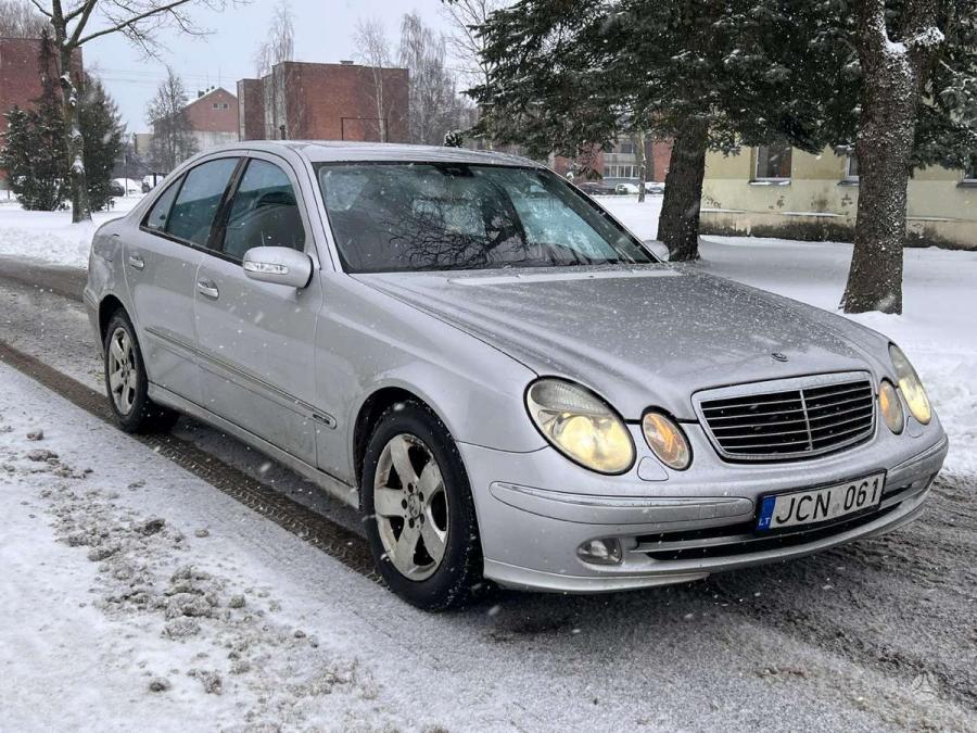 Grey Mercedes-Benz E 220 2003 in Sirvintos, with an engine capacity of 2.15 L and mileage of 390 thousand km for 1150 €, photo 3 on AUTOMOTO.COM.LV