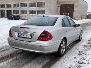 Grey Mercedes-Benz E 220 2003 in Sirvintos, with an engine capacity of 2.15 L and mileage of 390 thousand km for 1150 €, photo 4 on AUTOMOTO.COM.LV