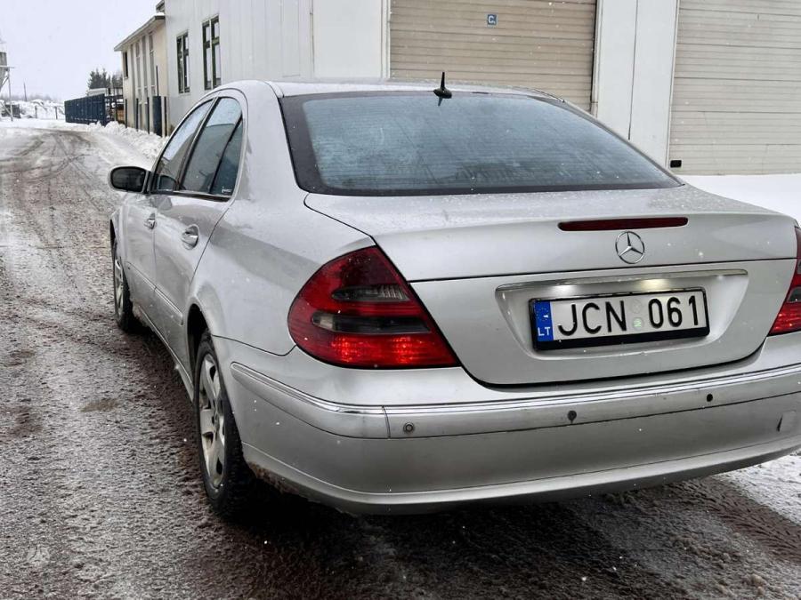 Grey Mercedes-Benz E 220 2003 in Sirvintos, with an engine capacity of 2.15 L and mileage of 390 thousand km for 1150 €, photo 5 on AUTOMOTO.COM.LV