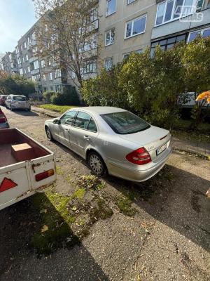 Серый Мерседес E 220 2003 в Вильнюс, объемом двигателя 2.10 л и пробегом 305 тыс. км за 1100 €, фото 2 на AUTOMOTO.COM.LV