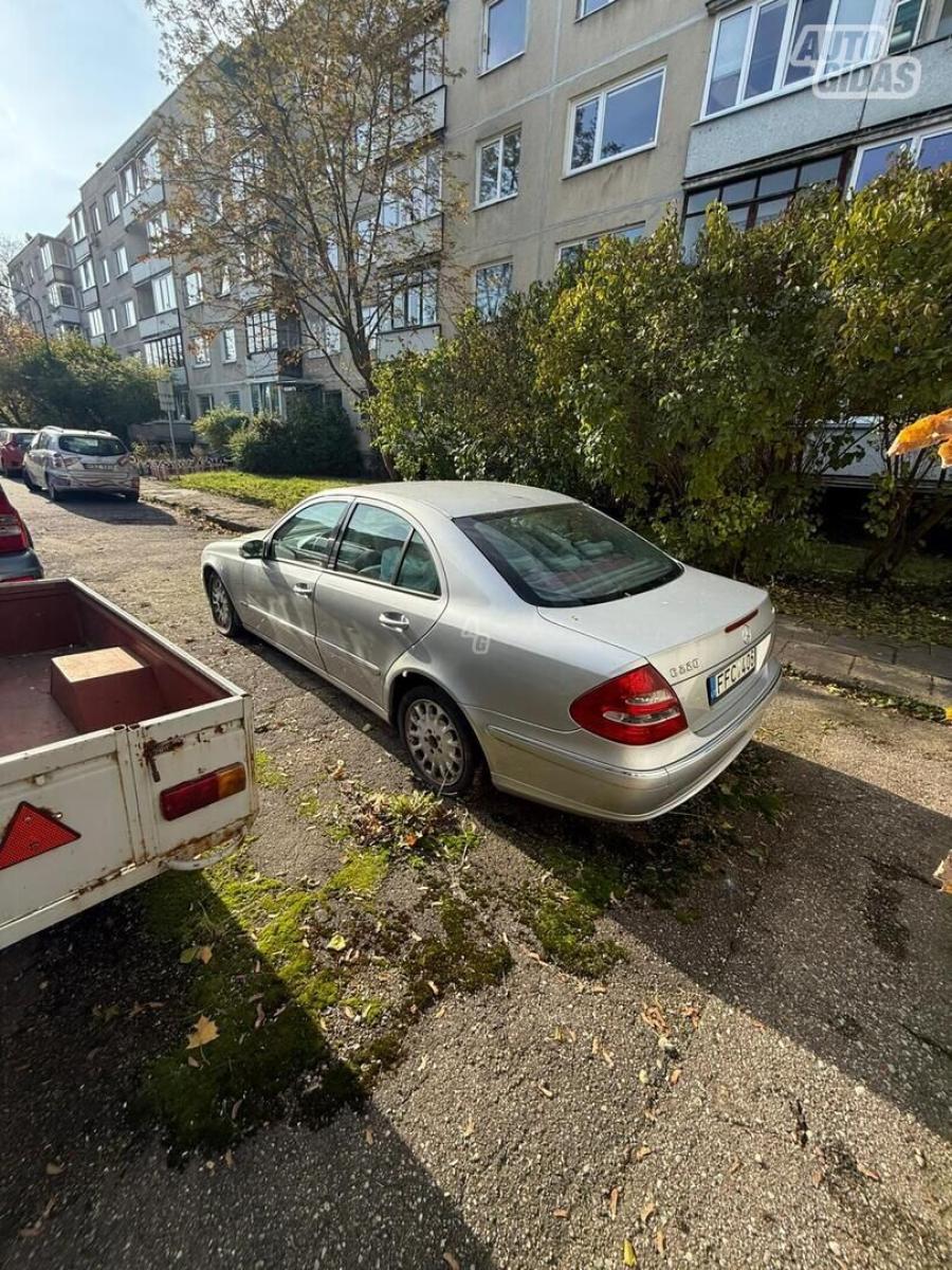 Серый Мерседес E 220 2003 в Вильнюс, объемом двигателя 2.10 л и пробегом 305 тыс. км за 1100 €, фото 2 на AUTOMOTO.COM.LV