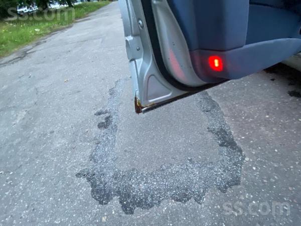 Pelēks Mercedes-Benz E 220 2003 Rīga, ar dzinēja tilpumu 2.20 L un nobraukumu 262 tūkst. km par 1150 €, foto 8 vietnē AUTOMOTO.COM.LV