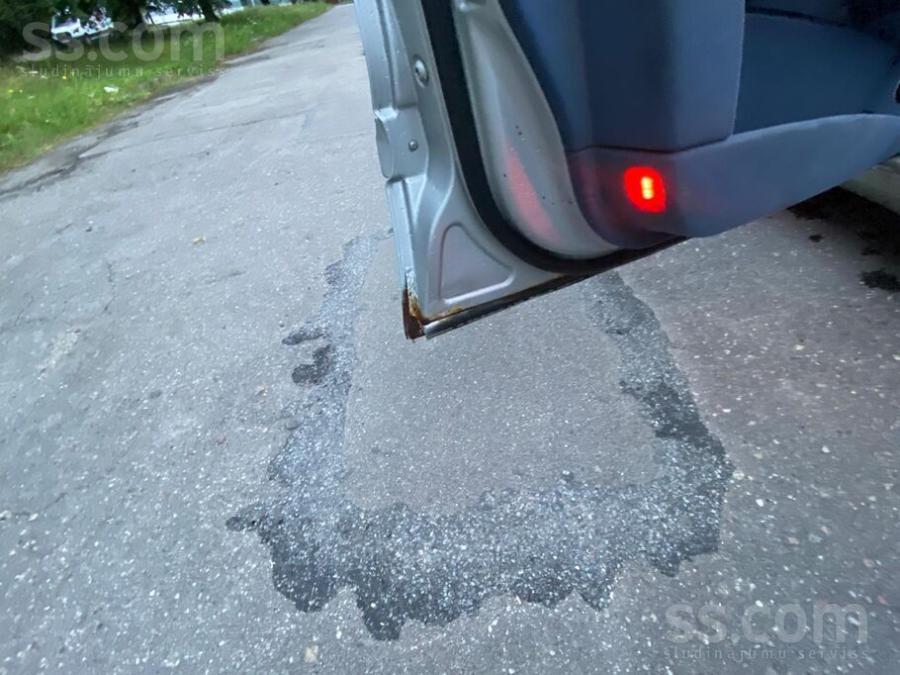 Pelēks Mercedes-Benz E 220 2003 Rīga, ar dzinēja tilpumu 2.20 L un nobraukumu 262 tūkst. km par 1250 €, foto 9 vietnē AUTOMOTO.COM.LV