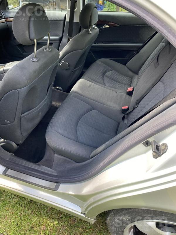 Pelēks Mercedes-Benz E 220 2003 Rīga, ar dzinēja tilpumu 2.20 L un nobraukumu 345 tūkst. km par 2700 €, foto 10 vietnē AUTOMOTO.COM.LV