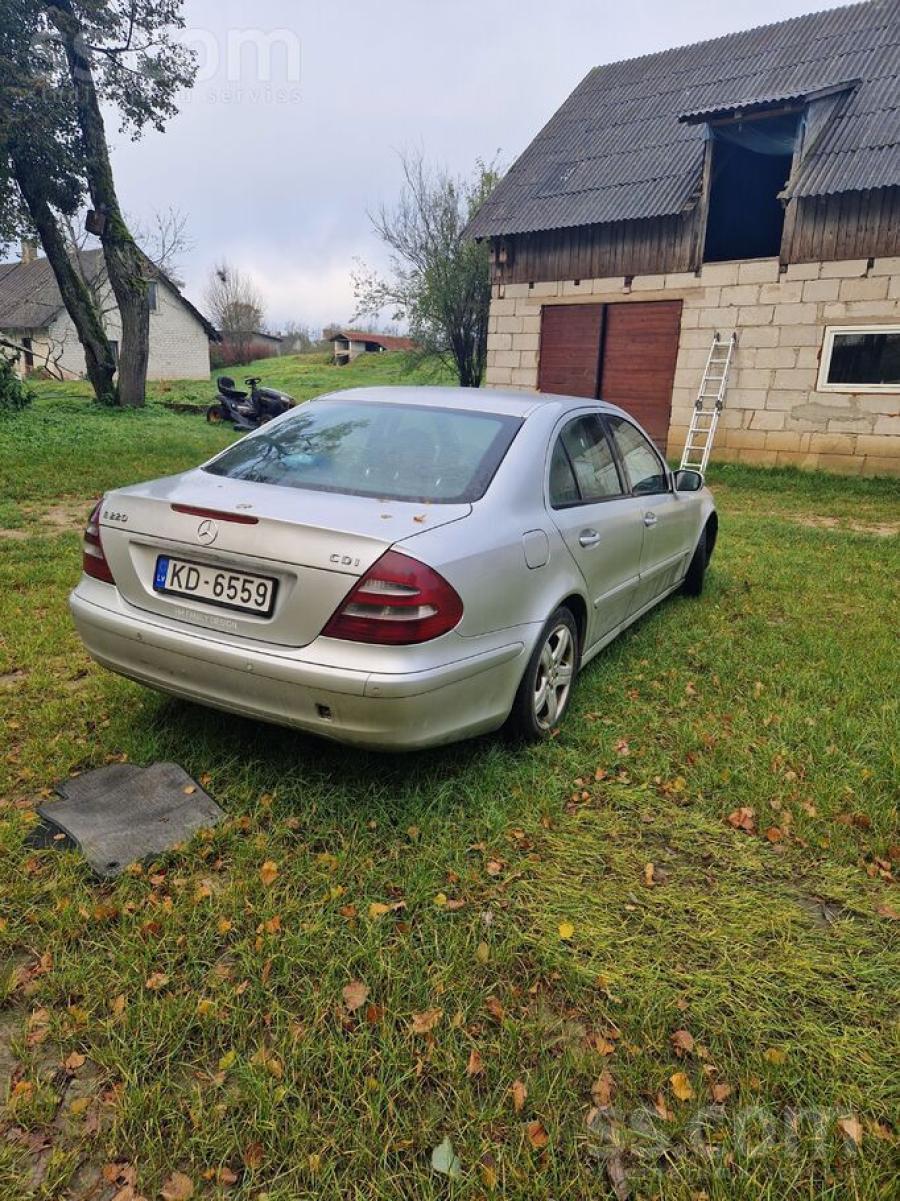 Pelēks Mercedes-Benz E 220 2003 Rīga, ar dzinēja tilpumu 2.20 L un nobraukumu 370 tūkst. km par 1100 €, foto 3 vietnē AUTOMOTO.COM.LV