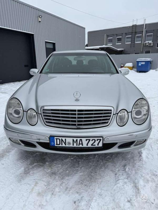 Pelēks Mercedes-Benz E 220 2004 Kauņa, ar dzinēja tilpumu 2.15 L un nobraukumu 274 tūkst. km par 4200 €, foto 3 vietnē AUTOMOTO.COM.LV