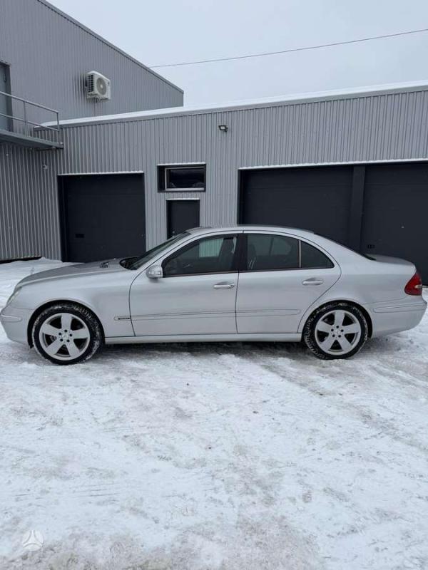 Pelēks Mercedes-Benz E 220 2004 Kauņa, ar dzinēja tilpumu 2.15 L un nobraukumu 274 tūkst. km par 4200 €, foto 5 vietnē AUTOMOTO.COM.LV
