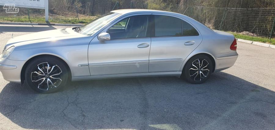 Grey Mercedes-Benz E 220 2004 in Vilnius, with an engine capacity of 2.20 L and mileage of 211 thousand km for 4999 €, photo 4 on AUTOMOTO.COM.LV