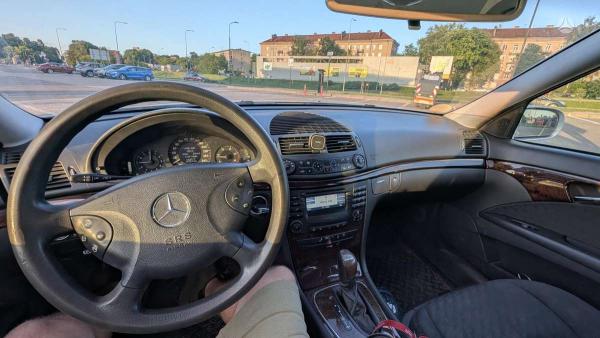 Pelēks Mercedes-Benz E 220 2004 Viļņa, ar dzinēja tilpumu 2.15 L un nobraukumu 310 tūkst. km par 2300 €, foto 4 vietnē AUTOMOTO.COM.LV