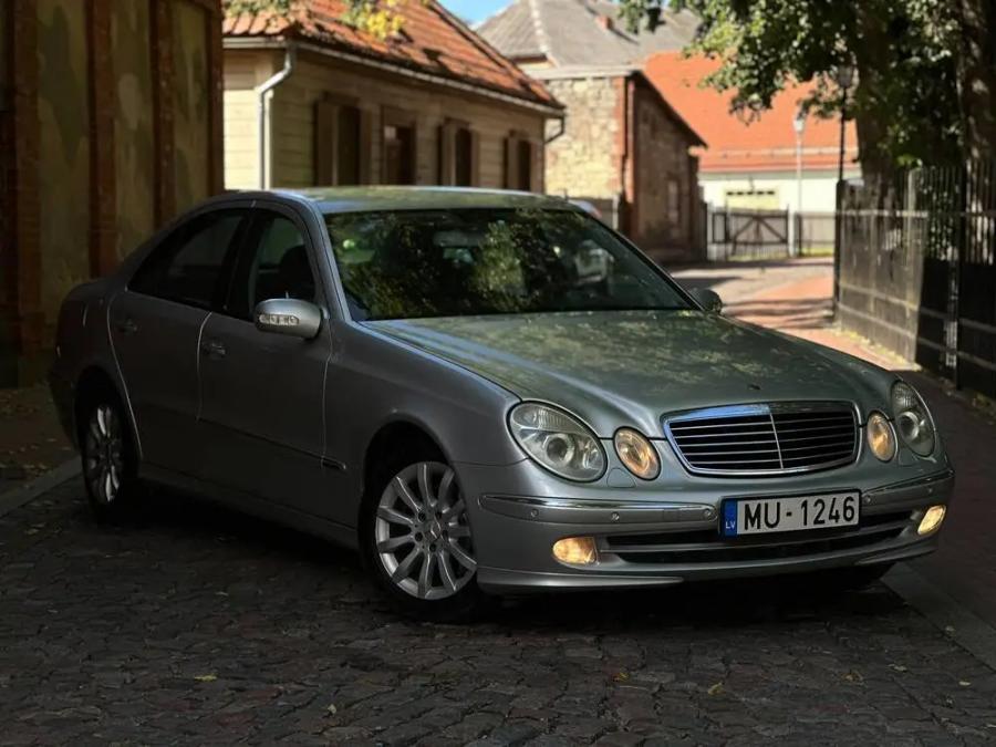 Серый Мерседес E 220 2004 в Цесис, объемом двигателя 2.20 л и пробегом 396 тыс. км за 2990 €, фото 1 на AUTOMOTO.COM.LV