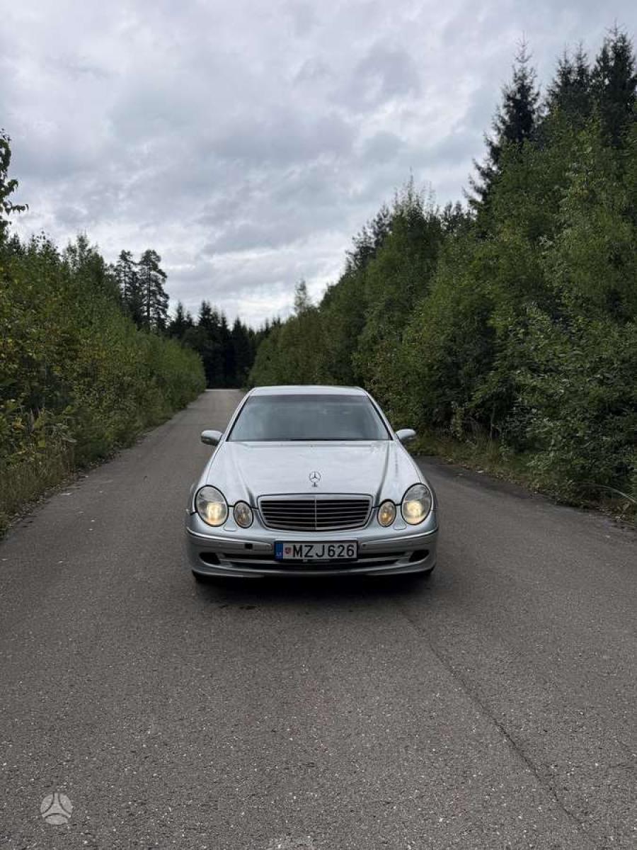 Серый Мерседес E 220 2004 в Вильнюс, объемом двигателя 2.15 л и пробегом 341 тыс. км за 1400 €, фото 3 на AUTOMOTO.COM.LV