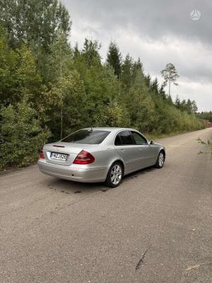 Серый Мерседес E 220 2004 в Вильнюс, объемом двигателя 2.15 л и пробегом 341 тыс. км за 1400 €, фото 5 на AUTOMOTO.COM.LV