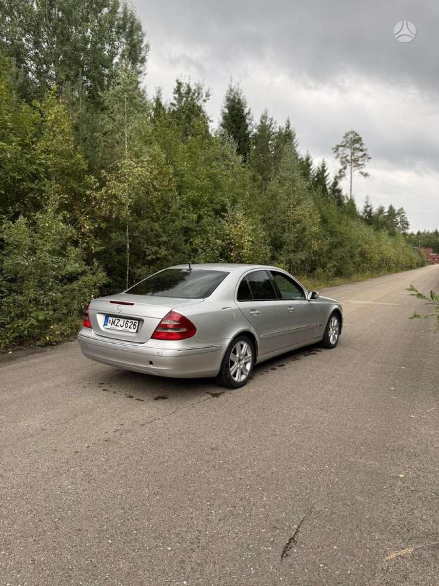 Серый Мерседес E 220 2004 в Вильнюс, объемом двигателя 2.15 л и пробегом 341 тыс. км за 1400 €, фото 5 на AUTOMOTO.COM.LV