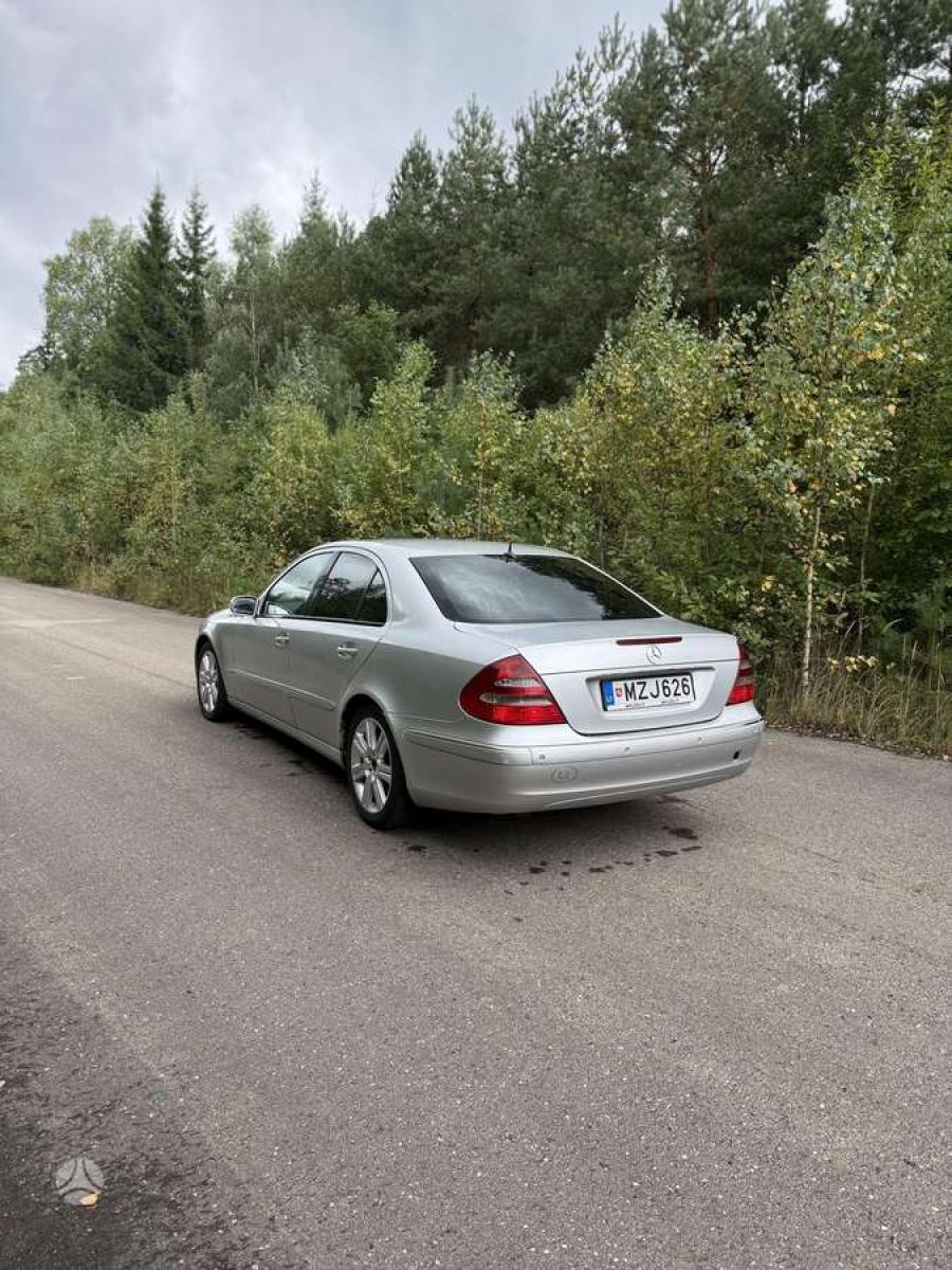 Серый Мерседес E 220 2004 в Вильнюс, объемом двигателя 2.15 л и пробегом 341 тыс. км за 1400 €, фото 6 на AUTOMOTO.COM.LV