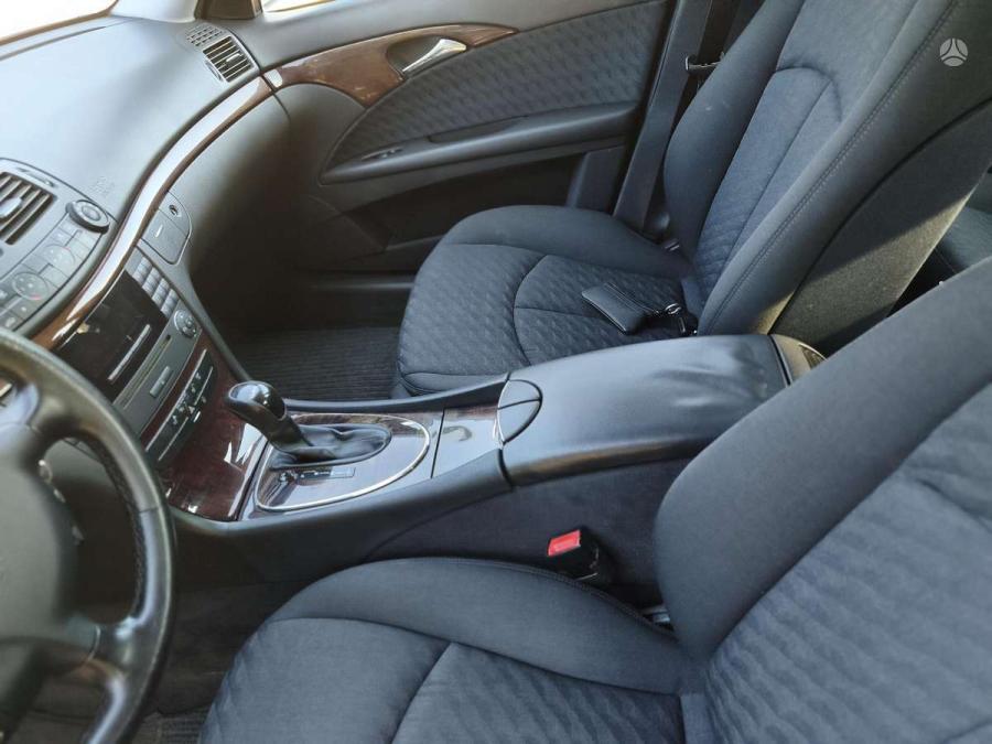 Pelēks Mercedes-Benz E 220 2005 Utena, ar dzinēja tilpumu 2.15 L un nobraukumu 282 tūkst. km par 3250 €, foto 24 vietnē AUTOMOTO.COM.LV