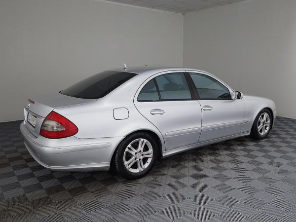 Pelēks Mercedes-Benz E 220 2007 Tallina, ar dzinēja tilpumu 2.10 L un nobraukumu 336 tūkst. km par 1999 €, foto 11 vietnē AUTOMOTO.COM.LV