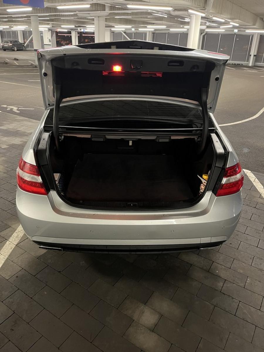 Grey Mercedes-Benz E 220 2009 in Tallinn, with an engine capacity of 10.00 L and mileage of 501 thousand km for 6200 €, photo 19 on AUTOMOTO.COM.LV