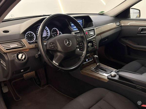 Pelēks Mercedes-Benz E 220 2009 Marijampole, ar dzinēja tilpumu 2.15 L un nobraukumu 290 tūkst. km par 7450 €, foto 2 vietnē AUTOMOTO.COM.LV