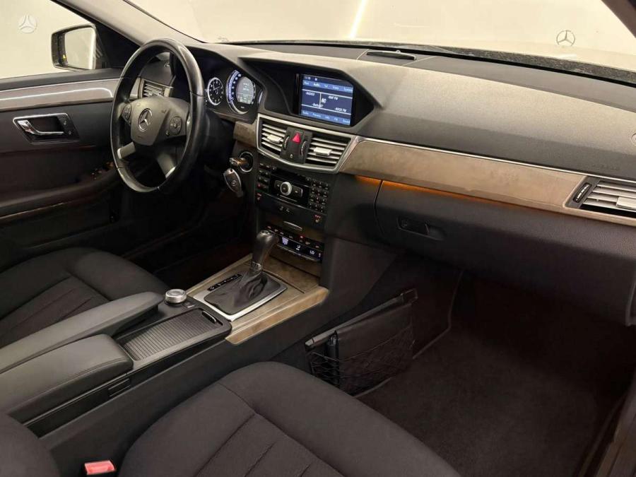 Pelēks Mercedes-Benz E 220 2009 Marijampole, ar dzinēja tilpumu 2.15 L un nobraukumu 290 tūkst. km par 7450 €, foto 19 vietnē AUTOMOTO.COM.LV