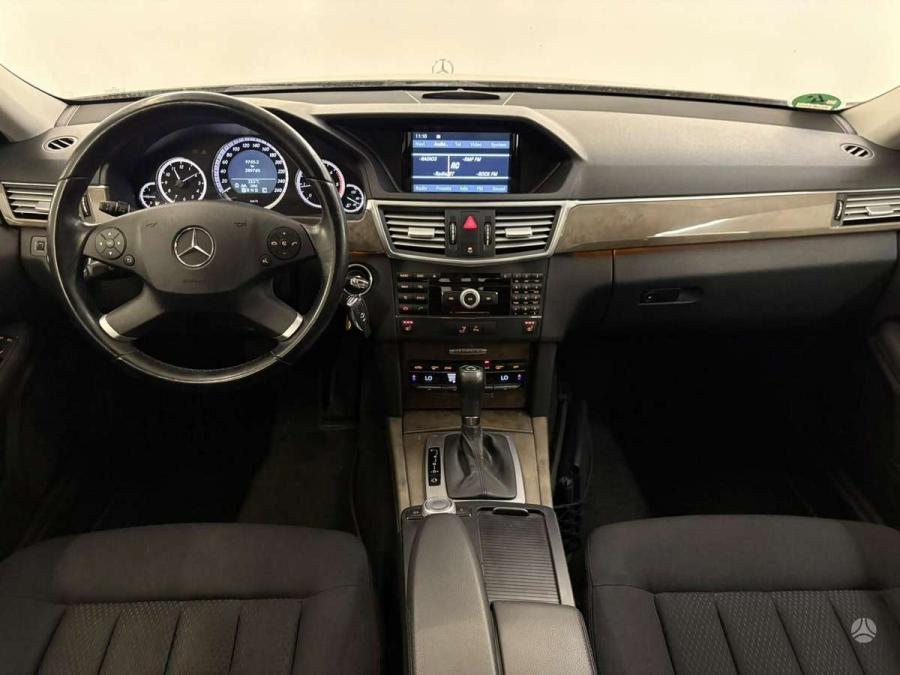 Pelēks Mercedes-Benz E 220 2009 Marijampole, ar dzinēja tilpumu 2.15 L un nobraukumu 290 tūkst. km par 7450 €, foto 22 vietnē AUTOMOTO.COM.LV