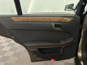 Pelēks Mercedes-Benz E 220 2009 Marijampole, ar dzinēja tilpumu 2.15 L un nobraukumu 290 tūkst. km par 7450 €, foto 23 vietnē AUTOMOTO.COM.LV