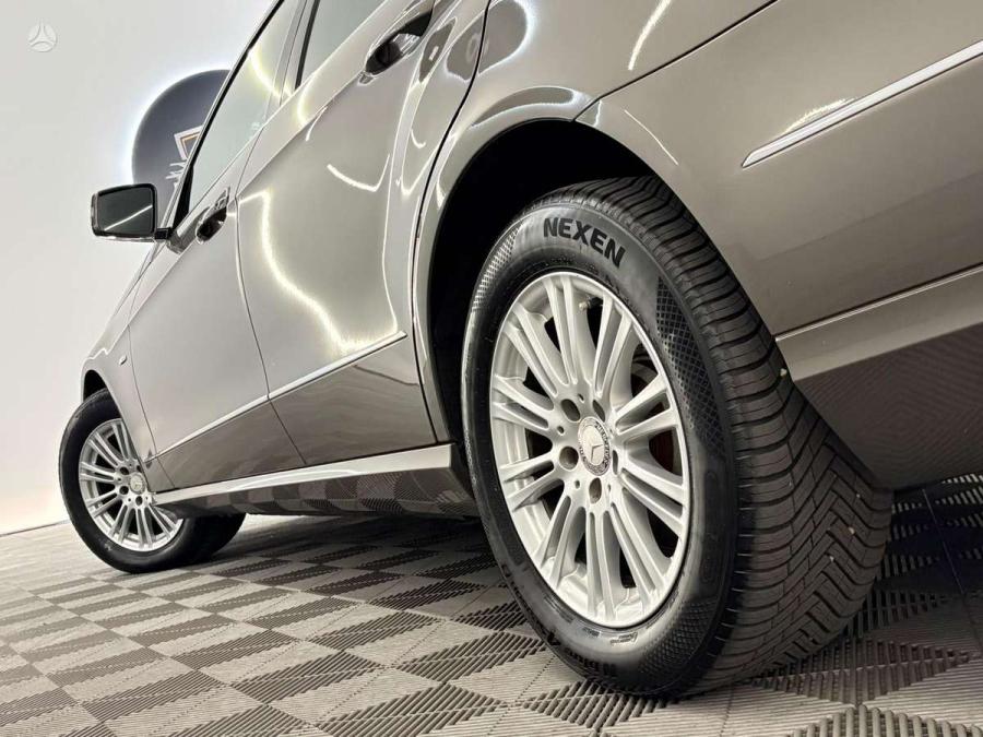 Pelēks Mercedes-Benz E 220 2009 Marijampole, ar dzinēja tilpumu 2.15 L un nobraukumu 290 tūkst. km par 7450 €, foto 25 vietnē AUTOMOTO.COM.LV