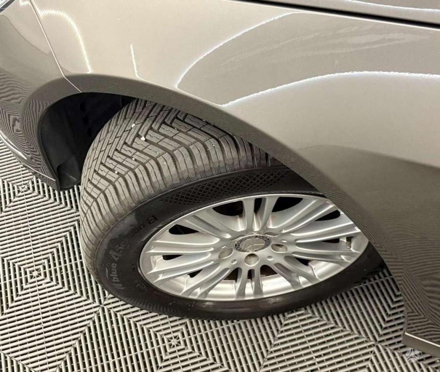 Pelēks Mercedes-Benz E 220 2009 Marijampole, ar dzinēja tilpumu 2.15 L un nobraukumu 290 tūkst. km par 7450 €, foto 26 vietnē AUTOMOTO.COM.LV