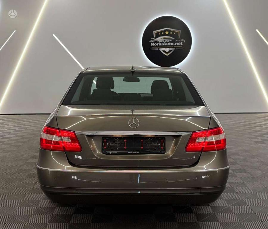 Pelēks Mercedes-Benz E 220 2009 Marijampole, ar dzinēja tilpumu 2.15 L un nobraukumu 290 tūkst. km par 7450 €, foto 33 vietnē AUTOMOTO.COM.LV