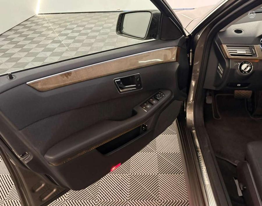 Pelēks Mercedes-Benz E 220 2009 Marijampole, ar dzinēja tilpumu 2.15 L un nobraukumu 290 tūkst. km par 7450 €, foto 34 vietnē AUTOMOTO.COM.LV