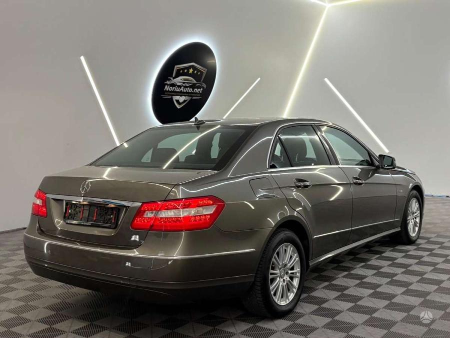 Pelēks Mercedes-Benz E 220 2009 Marijampole, ar dzinēja tilpumu 2.15 L un nobraukumu 290 tūkst. km par 7450 €, foto 35 vietnē AUTOMOTO.COM.LV