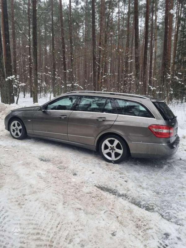 Pelēks Mercedes-Benz E 220 2010 Viļņa, ar dzinēja tilpumu 2.14 L un nobraukumu 295 tūkst. km par 3300 €, foto 3 vietnē AUTOMOTO.COM.LV