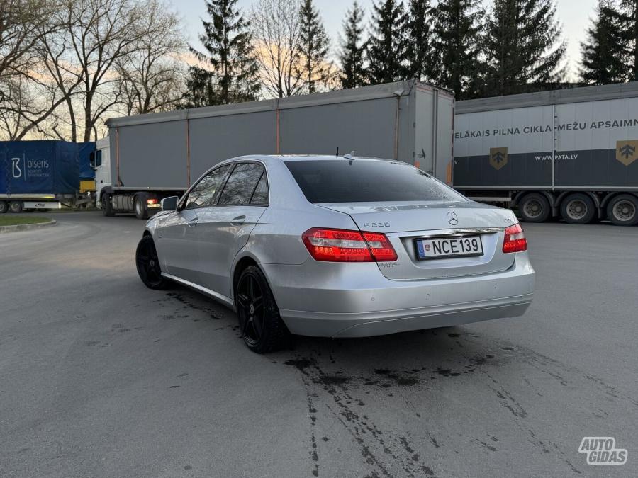 Pelēks Mercedes-Benz E 220 2010 Viļņa, ar dzinēja tilpumu 2.20 L un nobraukumu 360 tūkst. km par 4500 €, foto 5 vietnē AUTOMOTO.COM.LV