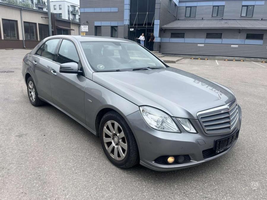 Серый Мерседес E 220 2010 в Вильнюс, объемом двигателя 0.00 л и пробегом 400 тыс. км за 4200 €, фото 3 на AUTOMOTO.COM.LV