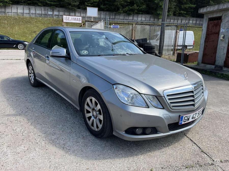 Серый Мерседес E 220 2010 в Вильнюс, объемом двигателя 2.20 л и пробегом 320 тыс. км за 4199 €, фото 1 на AUTOMOTO.COM.LV