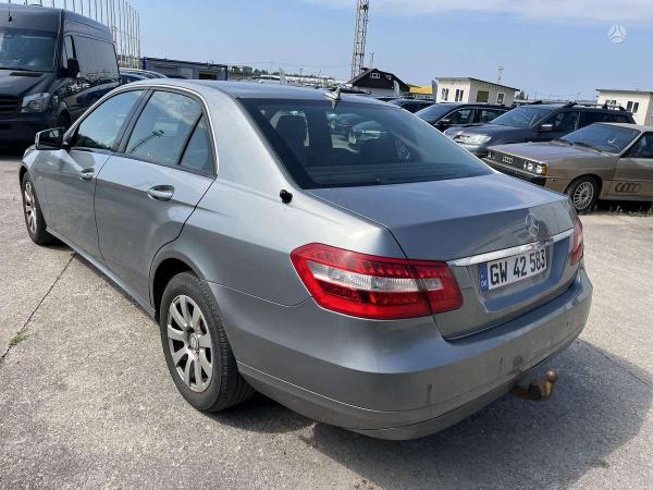 Grey Mercedes-Benz E 220 2010 in Vilnius, with an engine capacity of 2.20 L and mileage of 320 thousand km for 4199 €, photo 4 on AUTOMOTO.COM.LV