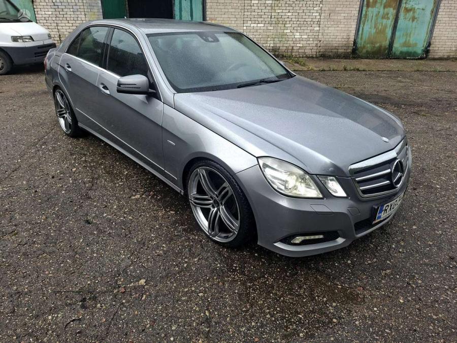 Grey Mercedes-Benz E 220 2010 in Radviliskis, with an engine capacity of 2.00 L and mileage of 291 thousand km for 3999 €, photo 3 on AUTOMOTO.COM.LV