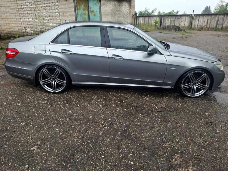 Grey Mercedes-Benz E 220 2010 in Radviliskis, with an engine capacity of 2.00 L and mileage of 291 thousand km for 3999 €, photo 6 on AUTOMOTO.COM.LV