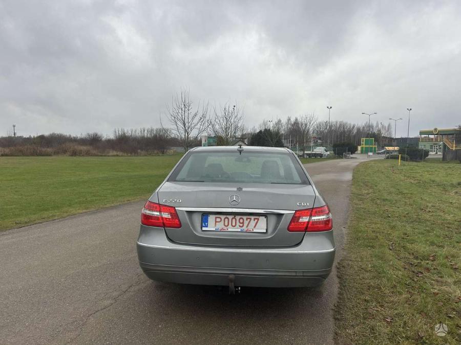 Grey Mercedes-Benz E 220 2011 in Siauliai, with an engine capacity of 2.10 L and mileage of 330 thousand km for 5999 €, photo 6 on AUTOMOTO.COM.LV