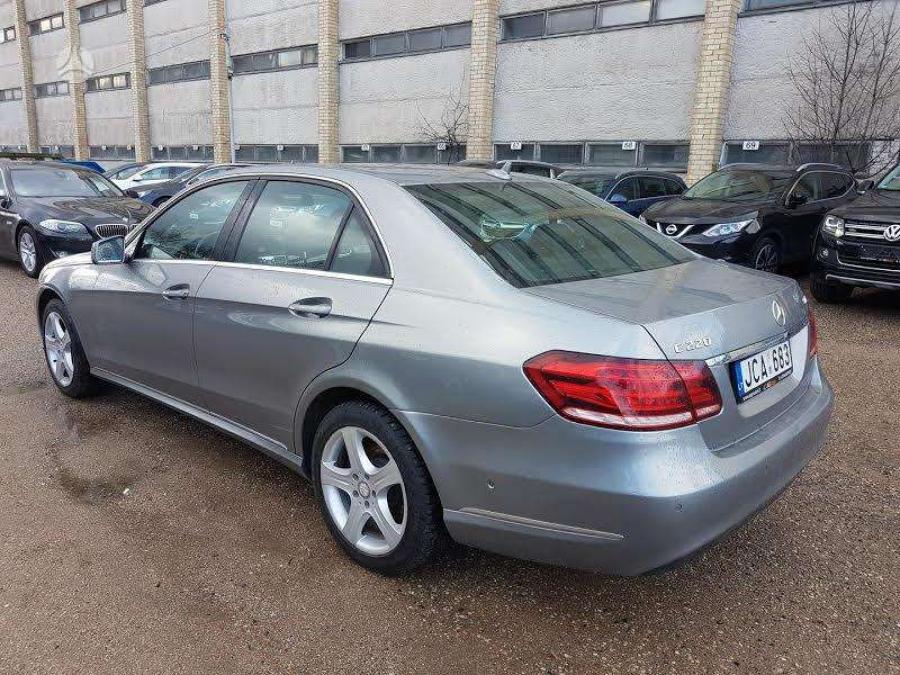 Серый Мерседес E 220 2013 в Вильнюс, объемом двигателя 2.14 л и пробегом 255 тыс. км за 12000 €, фото 3 на AUTOMOTO.COM.LV