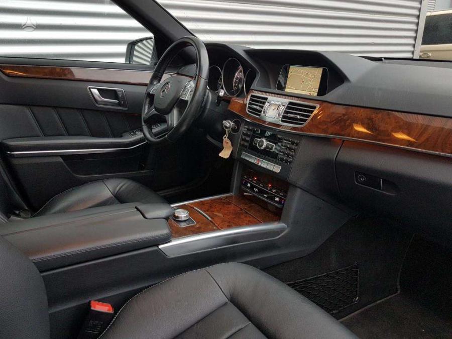 Серый Мерседес E 220 2013 в Вильнюс, объемом двигателя 2.14 л и пробегом 255 тыс. км за 12000 €, фото 5 на AUTOMOTO.COM.LV