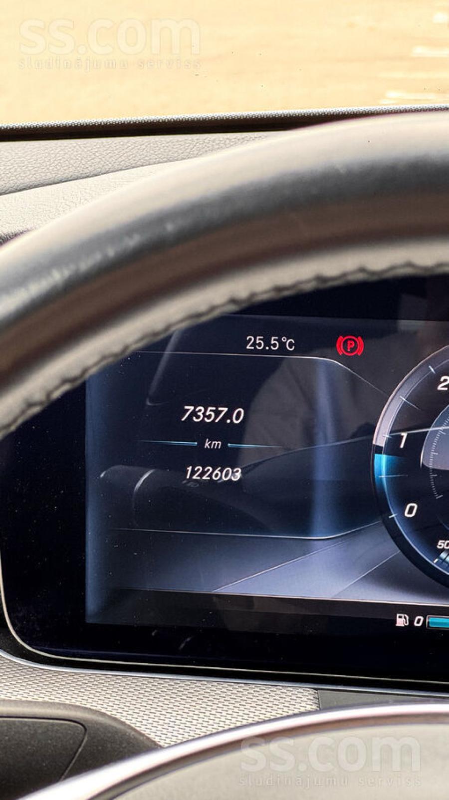Pelēks Mercedes-Benz E 220 2016 Rīga, ar dzinēja tilpumu 2.00 L un nobraukumu 123 tūkst. km par 28500 €, foto 22 vietnē AUTOMOTO.COM.LV