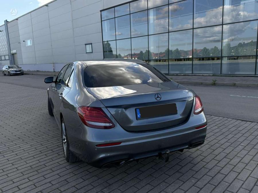 Pelēks Mercedes-Benz E 220 2016 Panevēža, ar dzinēja tilpumu 1.95 L un nobraukumu 418 tūkst. km par 14300 €, foto 5 vietnē AUTOMOTO.COM.LV