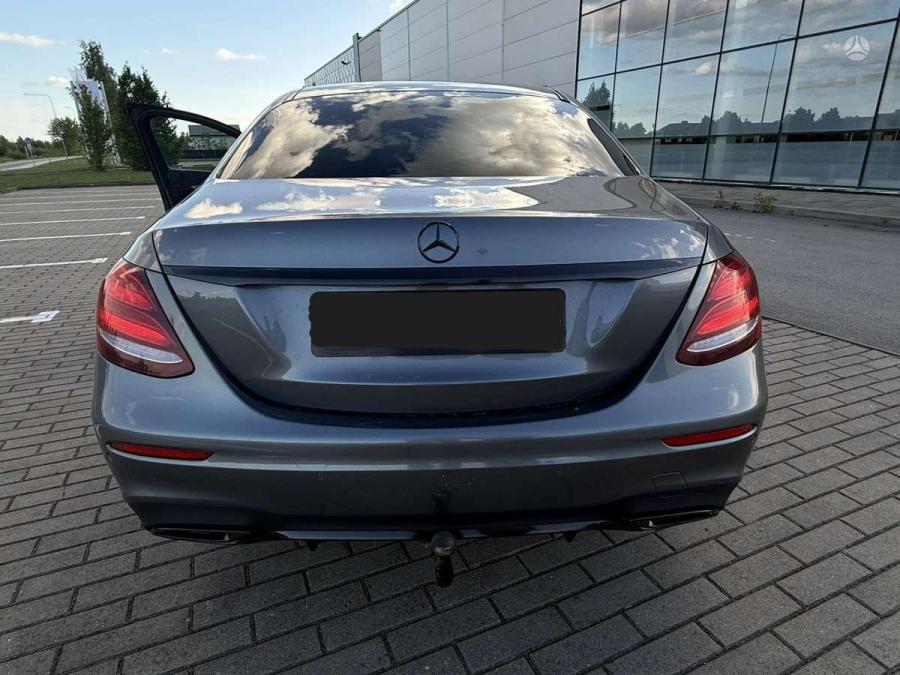 Pelēks Mercedes-Benz E 220 2016 Panevēža, ar dzinēja tilpumu 1.95 L un nobraukumu 418 tūkst. km par 14300 €, foto 8 vietnē AUTOMOTO.COM.LV