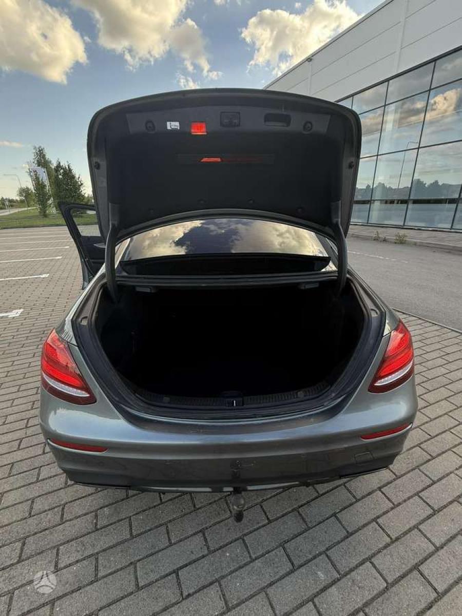 Pelēks Mercedes-Benz E 220 2016 Panevēža, ar dzinēja tilpumu 1.95 L un nobraukumu 418 tūkst. km par 14300 €, foto 13 vietnē AUTOMOTO.COM.LV