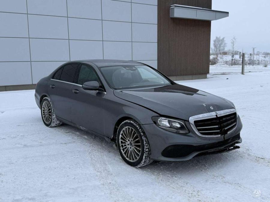 Grey Mercedes-Benz E 220 2017 in Siauliai, with an engine capacity of 2.14 L and mileage of 264 thousand km for 8800 €, photo 2 on AUTOMOTO.COM.LV