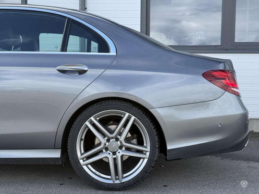 Grey Mercedes-Benz E 220 2017 in Vilnius, with an engine capacity of 1.95 L and mileage of 266 thousand km for 17600 €, photo 4 on AUTOMOTO.COM.LV