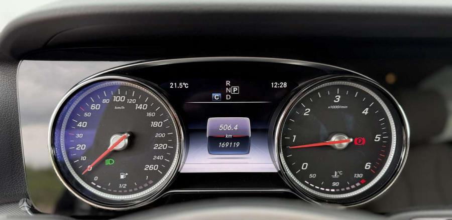 Grey Mercedes-Benz E 220 2017 in Taurage, with an engine capacity of 1.95 L and mileage of 169 thousand km for 18800 €, photo 52 on AUTOMOTO.COM.LV