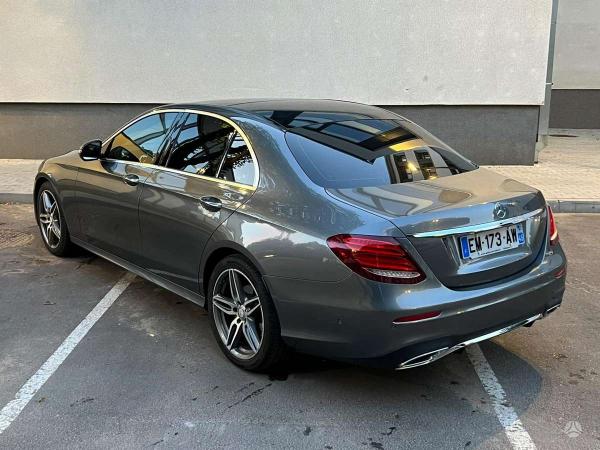 Pelēks Mercedes-Benz E 220 2017 Kauņa, ar dzinēja tilpumu 1.95 L un nobraukumu 248 tūkst. km par 16250 €, foto 3 vietnē AUTOMOTO.COM.LV